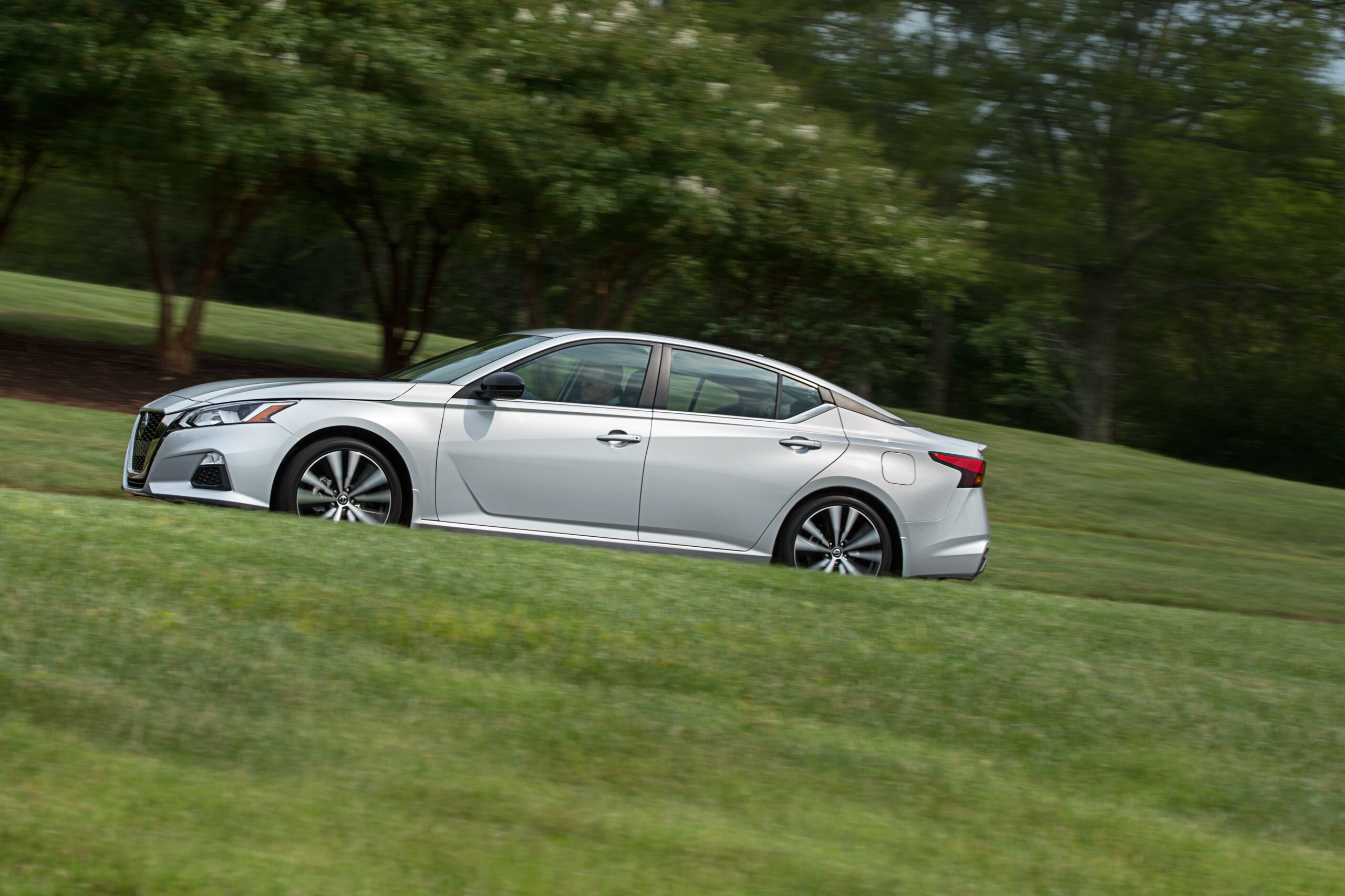 Nissan выпустил лучшую альтернативу Toyota Camry. Новый седан ...